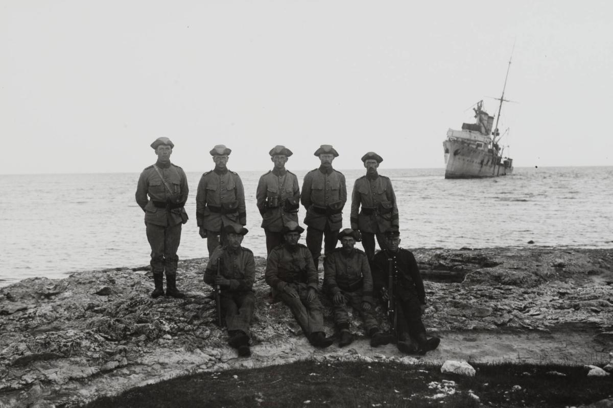 Svenska bevakningssoldater på stranden vid Kuppen den 2 juli – All ...