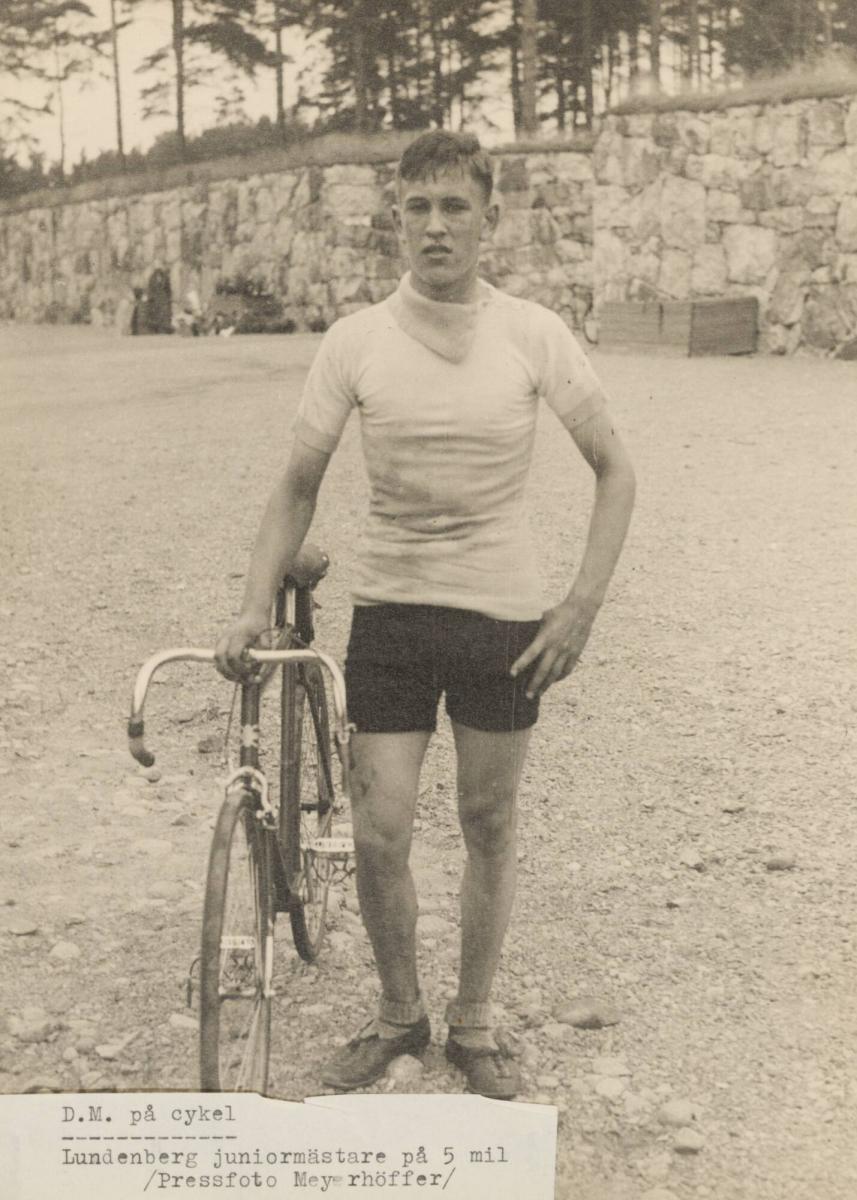 D.M. på cykel – All Artworks – Moderna Museet