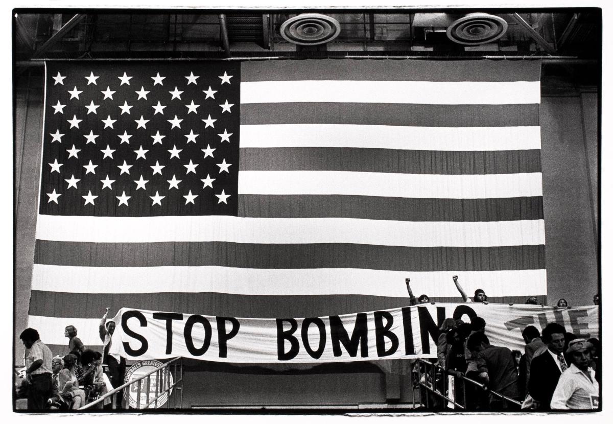 Stop bombing. Före detta vietnamsoldater demonstrerar inne på konventet ...