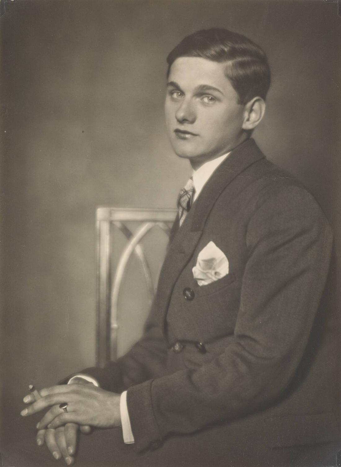 Porträtt av ung man med cigarett, Berlin – Alla konstverk – Moderna Museet